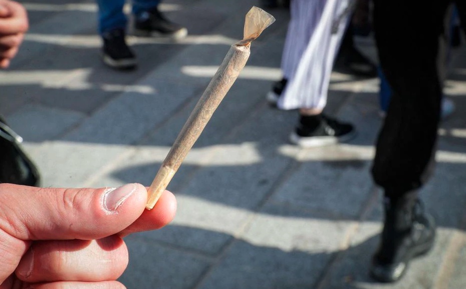 Dépénalisation du cannabis : plus d’un Français sur deux est favorable ...