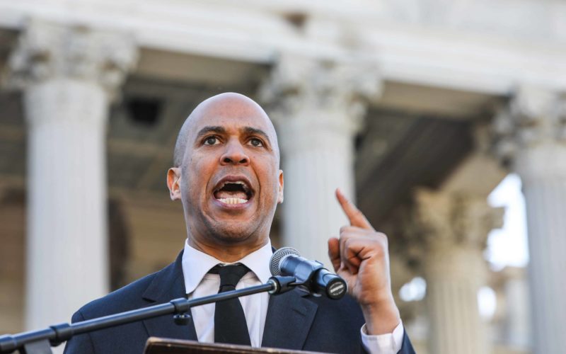 Cory Booker affirme que Mitch McConnell bloque les projets de loi sur ...